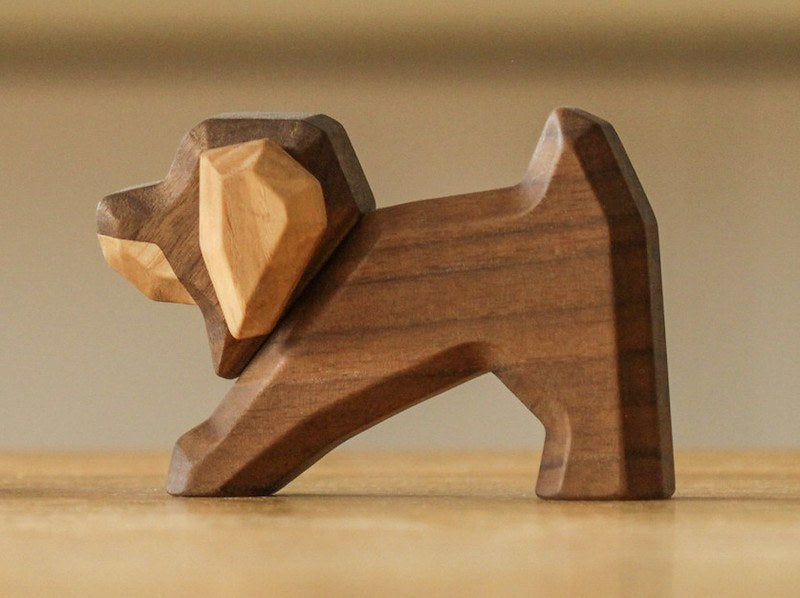 FableWood lille gravhund figur i træ med to magnetiske dele – Wood To You