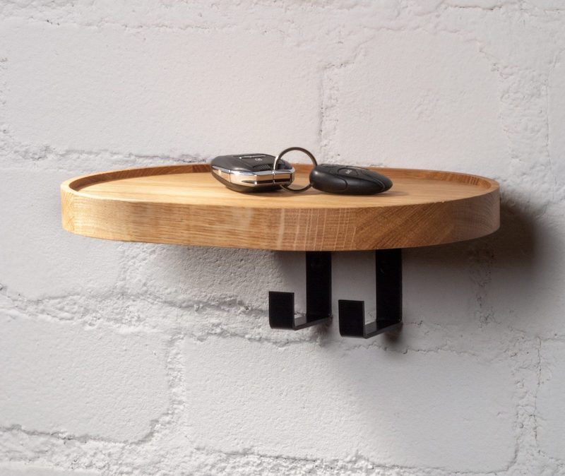 Hylde i egetræ med to sorte metalknager på 28x20x2,5 cm – Wood To You