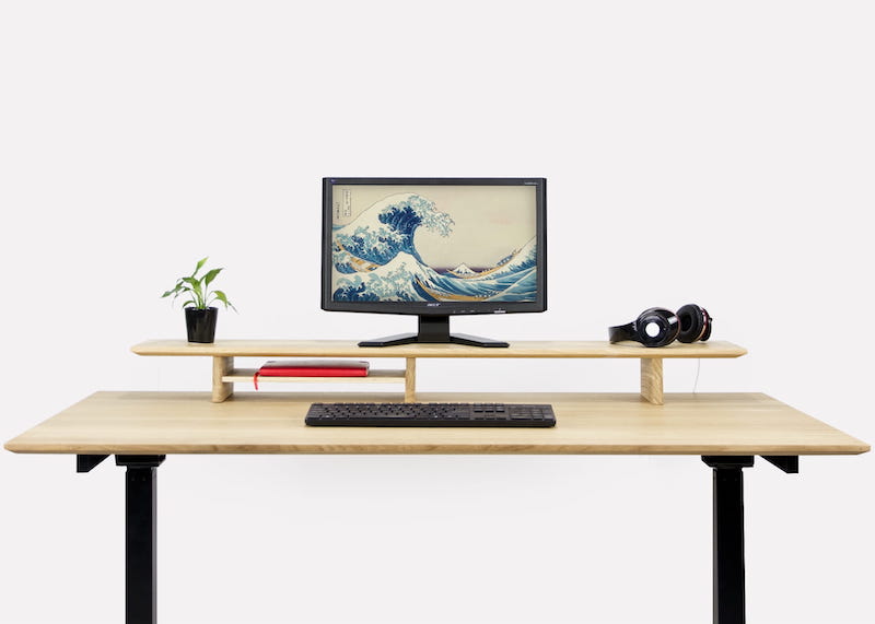 Stor computer stander i egetræ på 120x20x11 cm med hylde – Wood To You