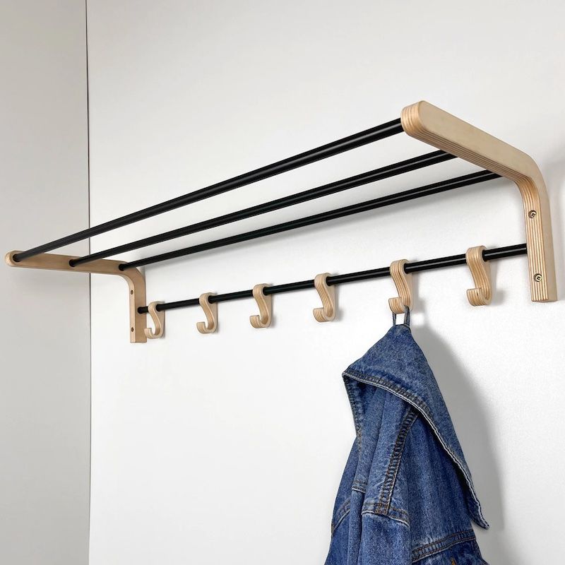 Knagerække med hattehylde i træ og aluminium med 6 knager – Wood To You